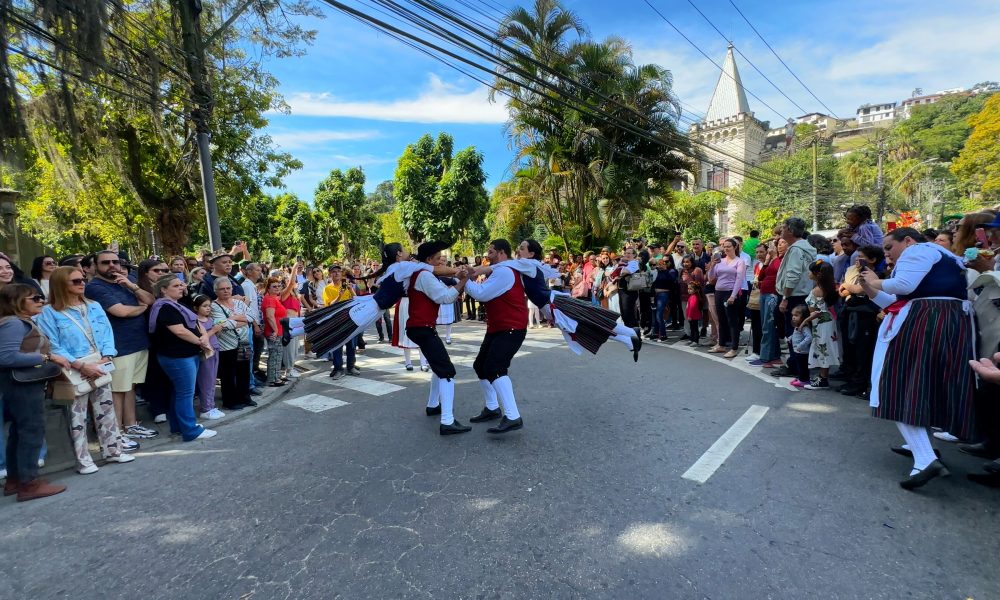 Tradicional desfile folclórico da Bauernfest acontece neste último ...
