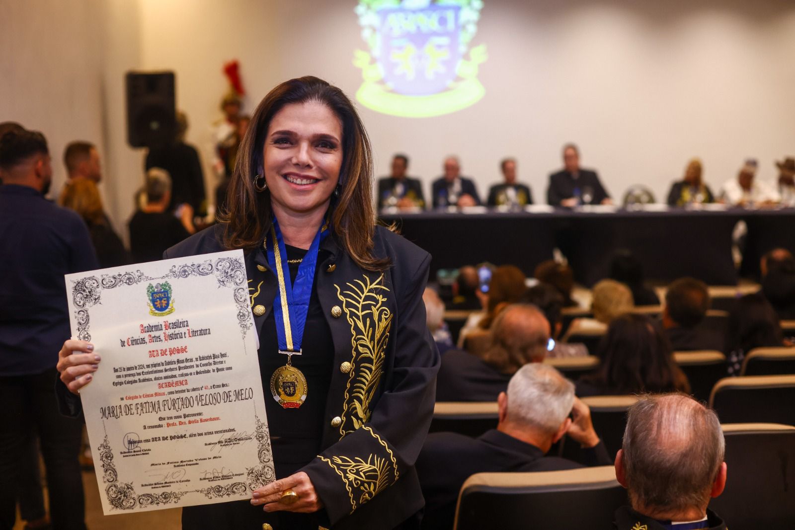 Professora de Petrópolis assume cadeira na Academia Brasileira de ...
